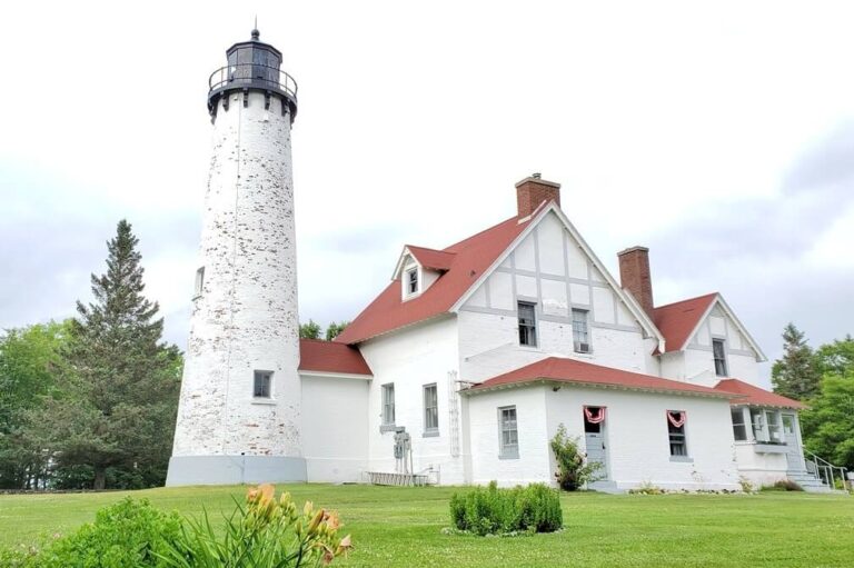 Best Upper Peninsula lighthouses in Michigan you need to see along Lake ...