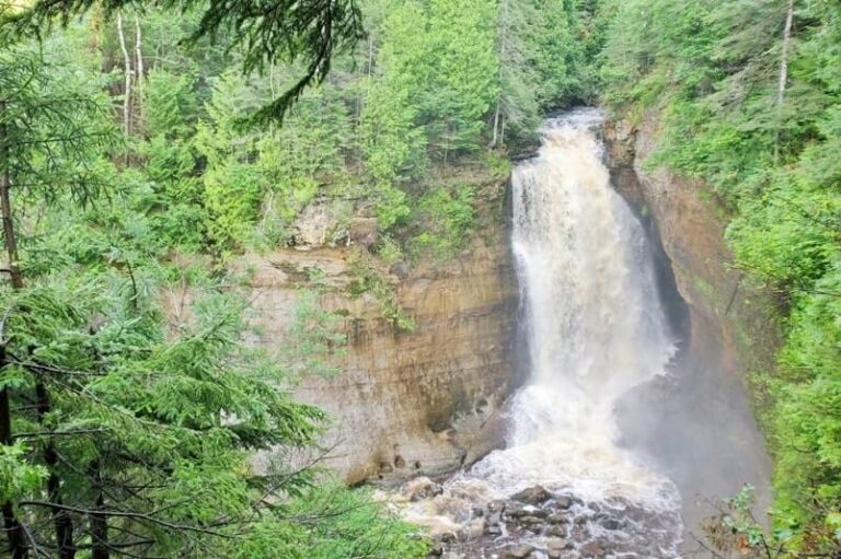 10+ must-see Upper Peninsula Michigan waterfalls! + map 🌳 UP Michigan ...